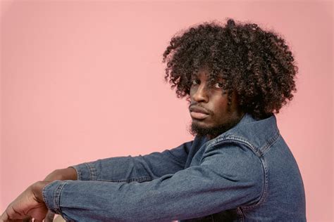 Cómo hacer crecer el cabello afro en hombres afrobohemio