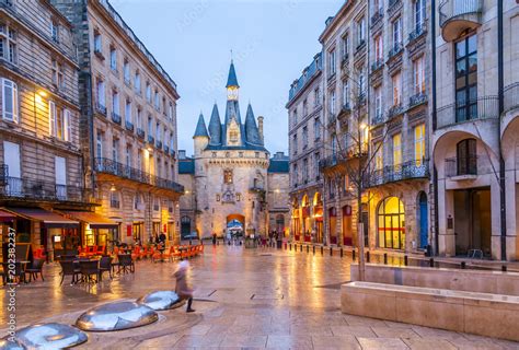 Place du Palais le soir à Bordeaux en Gironde en Nouvelle Aquitaine en
