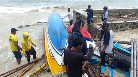 Diterjang Gelombang Tinggi Ratusan Perahu Nelayan Dan Bangunan Di