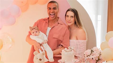 Apresentador do É de Casa Thiago Oliveira celebra 3 meses da filha