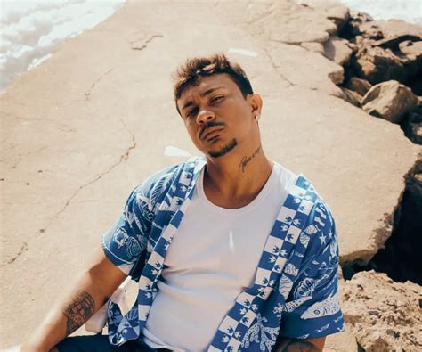 Xamã lança clipe Estrela do Mar vibe praiana e amigos Vírgula