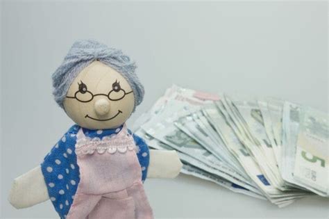 Pensia după 21 de ani de muncă în România Ce sume primești