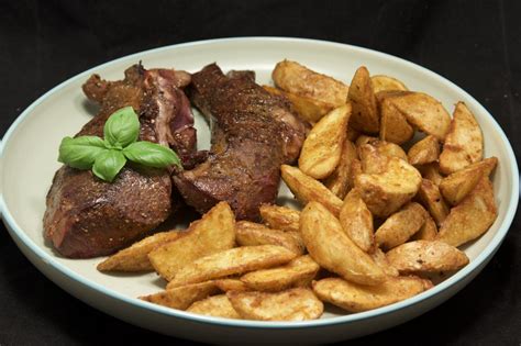 Gegrillte Rinderherz Steaks Mit Kartoffel Wedges Nudelheissundhos