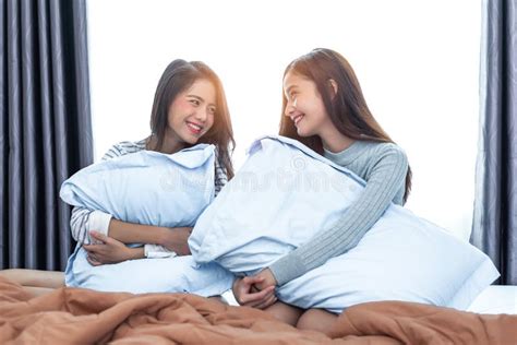 Duas Mulheres L Sbicas Asi Ticas Que Olham Junto No Quarto Povos Dos