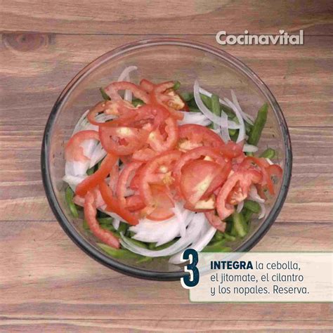 Cómo preparar una ensalada de nopales crudos receta mexicana