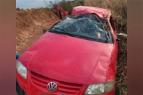 Carro sai da pista após motorista perder o controle da direção na BR
