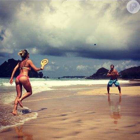 Foto Giovanna Ewbank mostrou o corpão ao jogar frescobol o marido