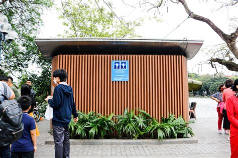 Khách du lịch hài lòng với nhà vệ sinh công cộng tại phố đi bộ hồ Gươm