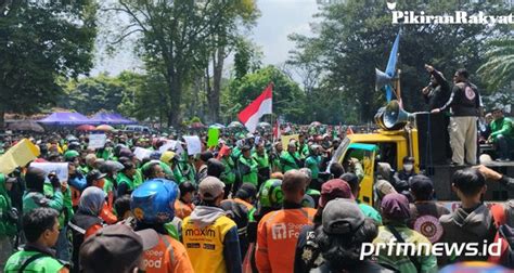 Buruh Dan Driver Ojol Demo Di Gedung Sate Tuntut Upah Naik 24 Persen