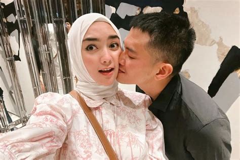 9 Artis Berhijab Yang Menikahi Pria Lebih Tua Langgeng