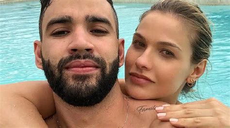 Andressa Suita mostra filhos fantasiados na mansão e se declara