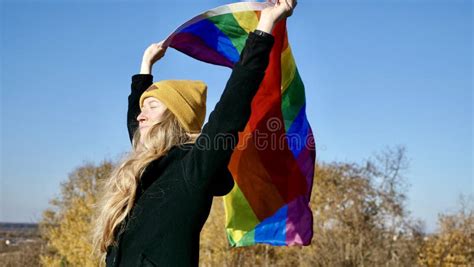 绿地上插着lgbt旗帜的女同性恋 库存图片 图片 包括有 同性恋 婚姻 自豪感 庆祝 外出 演示 223014081