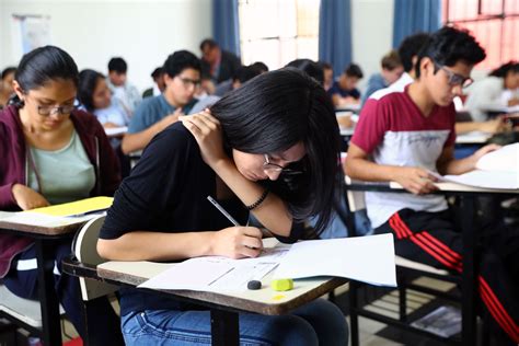 Miles de jóvenes rinden examen de admisión en la Universidad Nacional