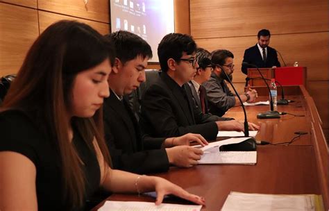 Estudiantes de Derecho de la U Autónoma miden su retórica en debate