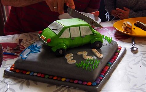 Gâteau danniversaire voiture Aux Fourneaux avec Marta