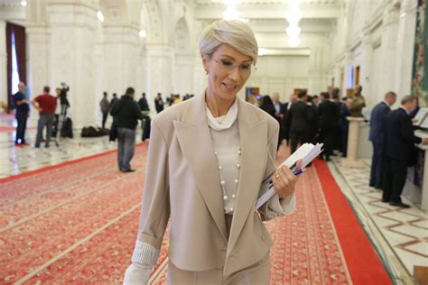 Persoanele aflate în concediu medical vor fi verificate Raluca Turcan