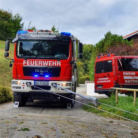 Kipper hängt im Steilhang Feuerwehr Raitenhaslach