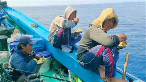 Makan Makan Di Tengah Laut Vlog Nelayan Masak Ikan Barakuda Nelayan