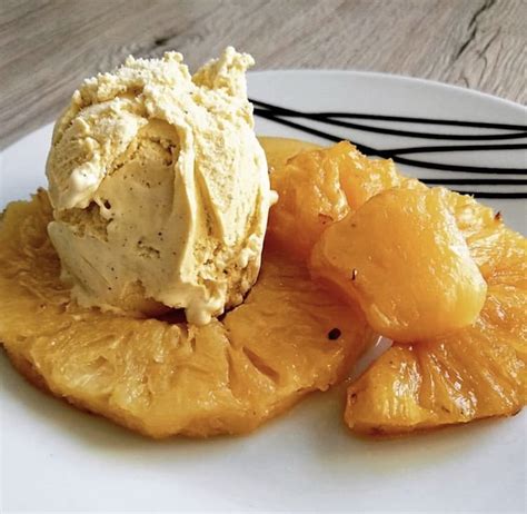 Ananas rôti et flambé au rhum un dessert délicieusement gourmand