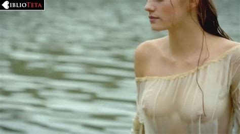 Noémie Schmidt desnuda en la Temporada 1 de Versailles La BiblioTeta