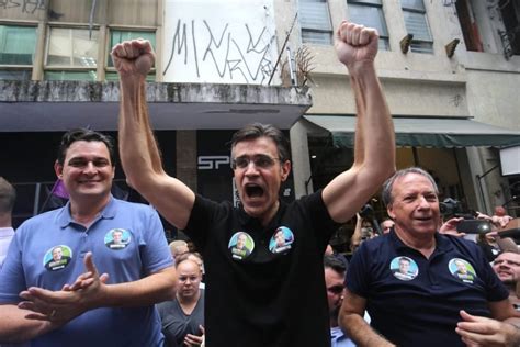 Rodrigo Garcia faz caminhada no centro de SP em 1º ato da campanha