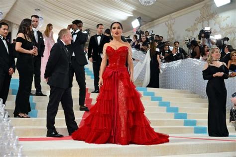 Salma Hayek Deslumbra En La Met Gala 2023 Con Un Sexy Vestido Rojo