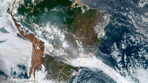 Queimadas na Amazônia provocam corredor de fumaça na América do Sul