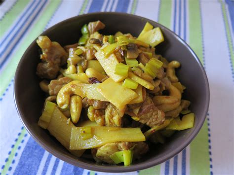 Vepřové nudličky na kari a kurkumě s bambusem a kešu Blog Paleo Doupě
