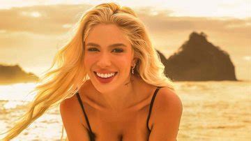 Karoline Lima chama atenção ao exibir corpão escultural em cliques na praia