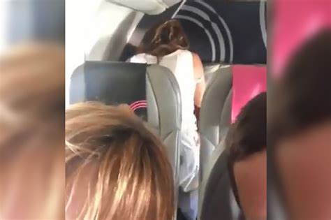 Casal é flagrado fazendo sexo dentro de avião Vírgula