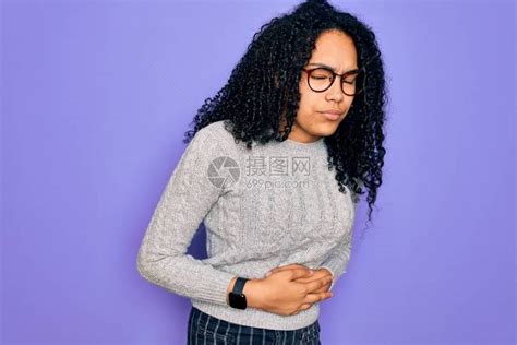 身穿散装毛衣和紫底眼镜的年轻美国女高清图片下载 正版图片504381979 摄图网
