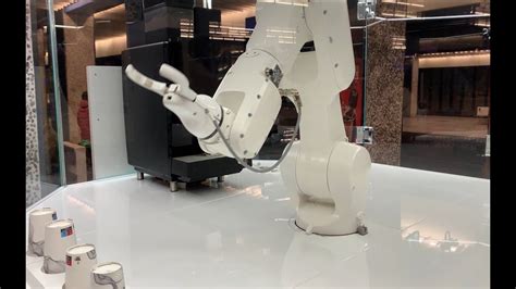 Robot serwuje kawkę na Dworcu Centralnym w Warszawie YouTube