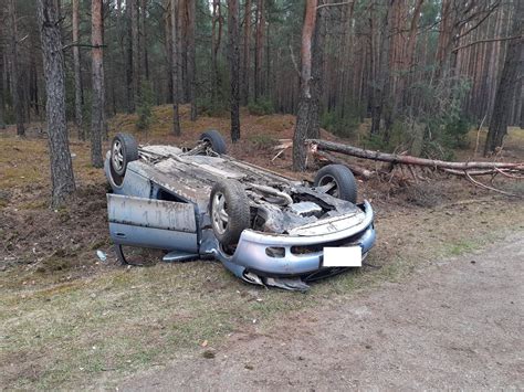 Wypadek w Nowym Bosewie Samochód wypadł z drogi i uderzył w drzewo