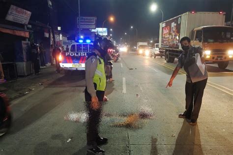 Gagal Menyalip Pemotor Di Tangerang Tewas Terlindas Mobil Okezone