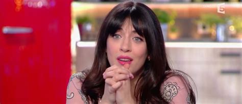 Nolwenn Leroy dévoile son joli ventre rond sur le plateau de C à vous