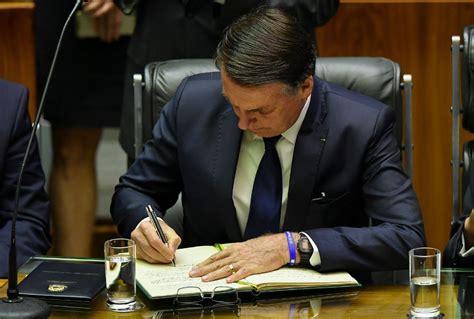 Bolsonaro toma posse como presidente da República 01 01 2019 UOL