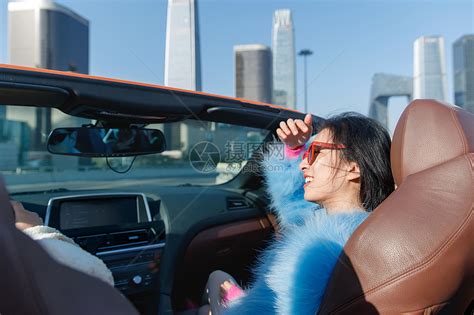 时尚的青年女人坐在副驾驶兜风高清图片下载 正版图片507660398 摄图网