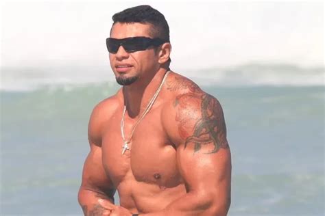 Gilson De Oliveira O Ex Affair De Gracyanne Barbosa Curte Praia No Rio