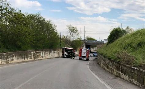 Rovato Schianto Frontale Fra Auto E Tir Un Morto Giornale Di Brescia