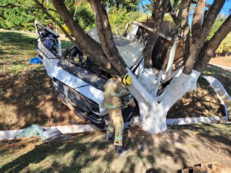 Motorista fica preso às ferragens após caminhão bater em árvores na BR