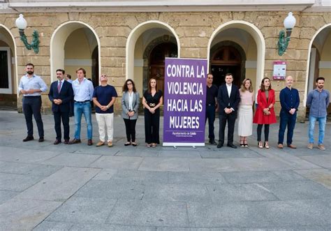 Minuto de silencio en el Ayuntamiento de Cádiz en repulsa a los