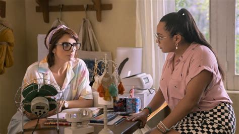 Aislinn Derbez enfrenta al karma en la nueva película de Netflix Qué