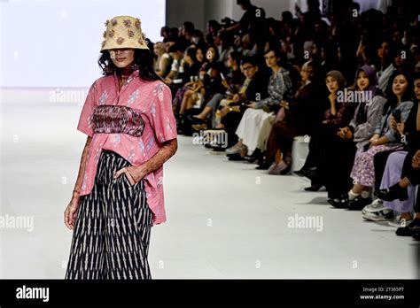 Jakarta Indonesien Oktober Ein Model Pr Sentiert Eine Kreation