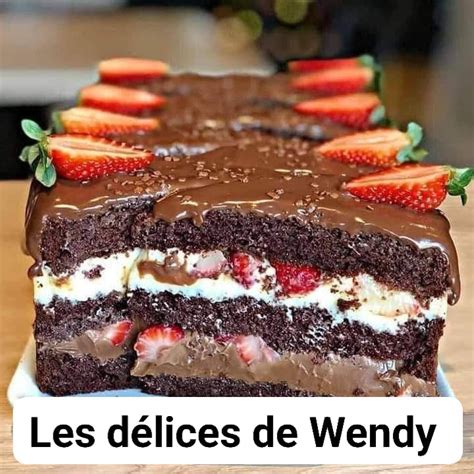 Gâteau moelleux au chocolat fourré aux fraises et au lait concentré