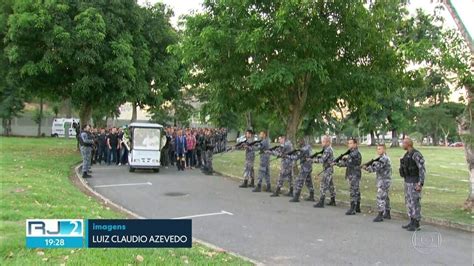 Enterro De Sargento Da Pm Morto Na Rocinha Marcado Por Emo O Da M E