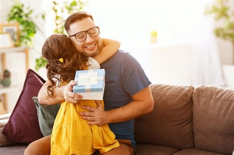 Día del padre familia feliz hija abrazando a papá y risas Foto Premium