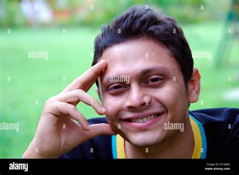 Beau visage garçon adolescent souriant Banque d image et photos Alamy