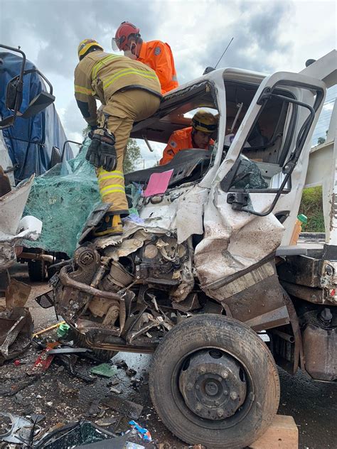 Acidente Entre Dois Caminh Es E Um Carro Deixa Motoristas Feridos Em