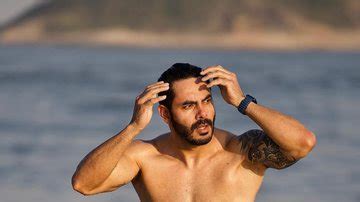 De sunga ex BBB Rodolffo ostenta corpo sarado em dia de praia e fãs