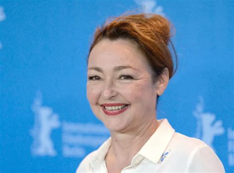 Catherine Frot nue à 62 ans dans Qui maime me suive Public